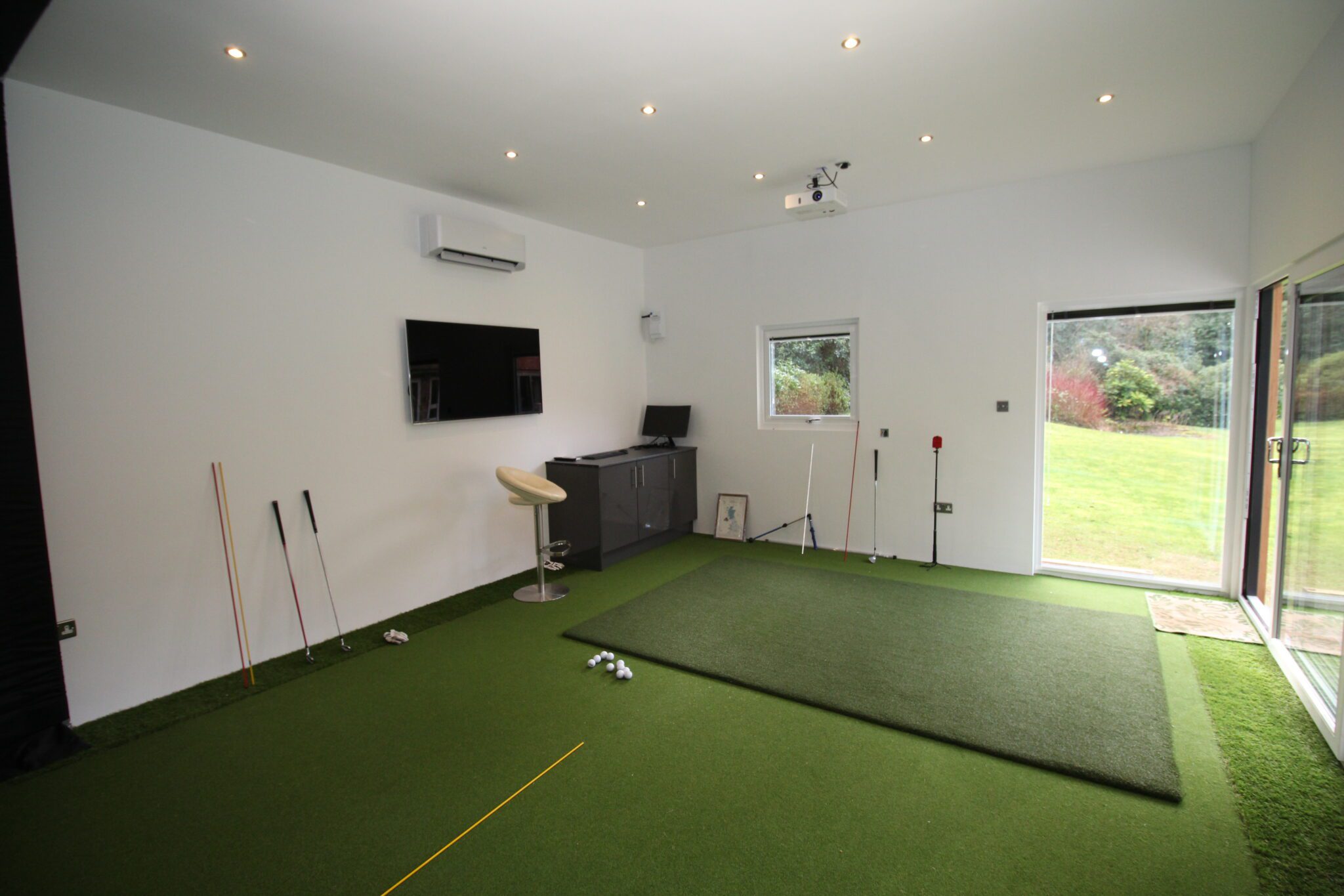 Poolside Golf Studio - Timber Rooms